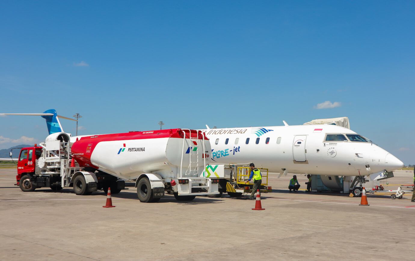 Avgas memiliki sifat sangat mudah menguap dan sangat mudah terbakar ...