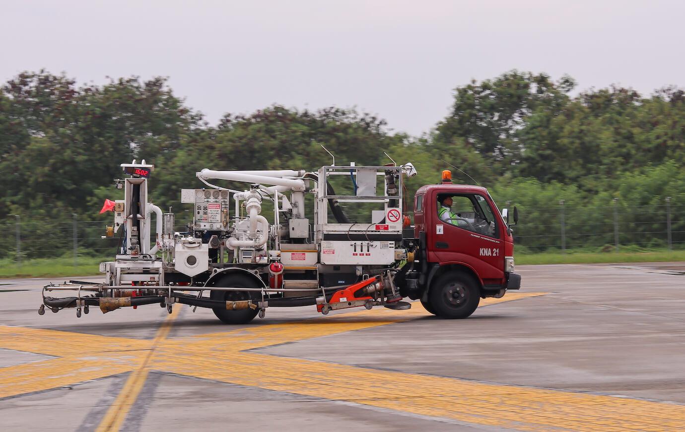 Hydrant Dispenser, Mobil pengisi Bahan Bakar Pesawat - Pertamina One ...